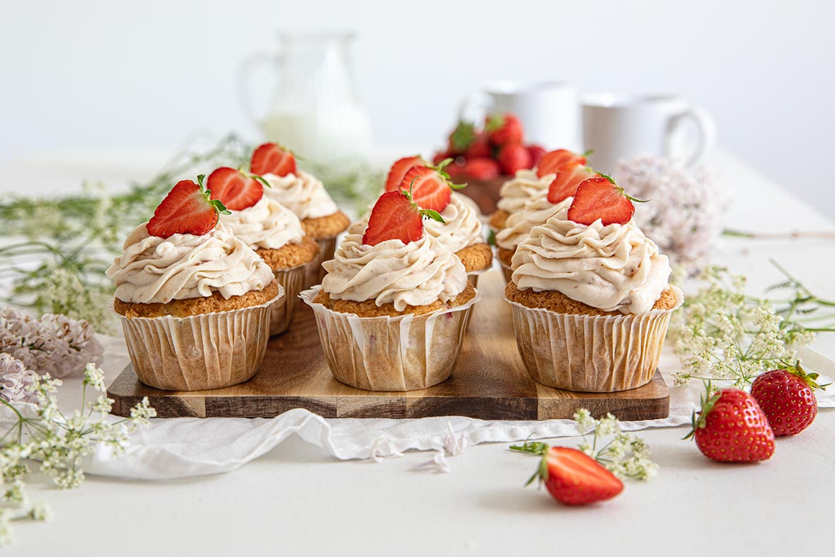 Mansikka-raparperikuppikakut - Leivontablogi Makeaa